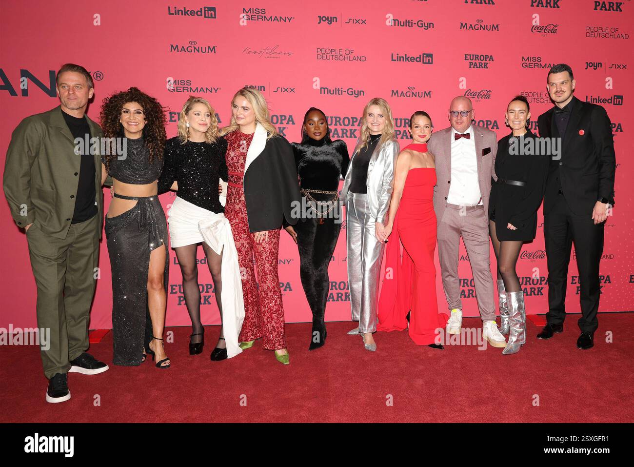 Miss Germany Awards Finale 2025 Max Klemmer re. mit Mitgliedern der ...