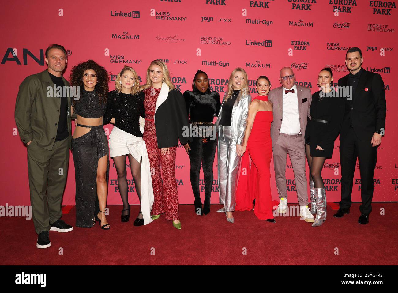 Miss Germany Awards Finale 2025 Max Klemmer re. mit Mitgliedern der ...