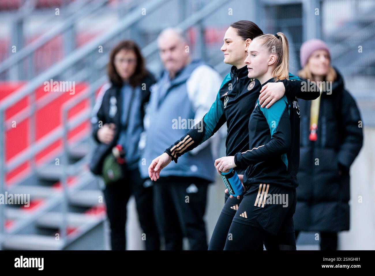 Giovanna Hoffmann (Deutschland, 18), Janina Minge (Deutschland, 6) UEFA Women?s Nations League ...