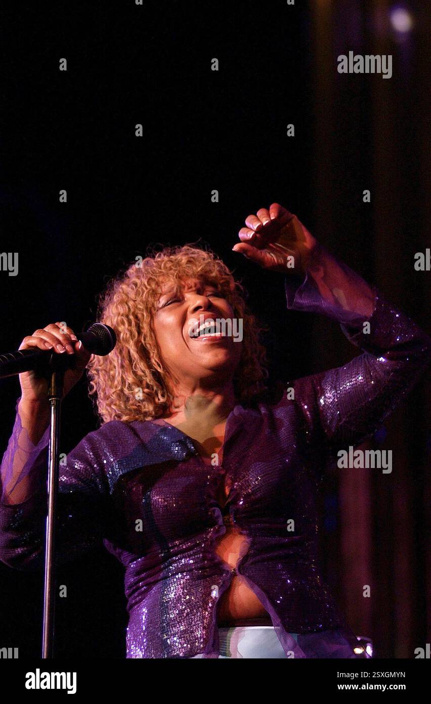 Roberta Flack performs at the 2005 Earl Klugh Weekend of Jazz in ...