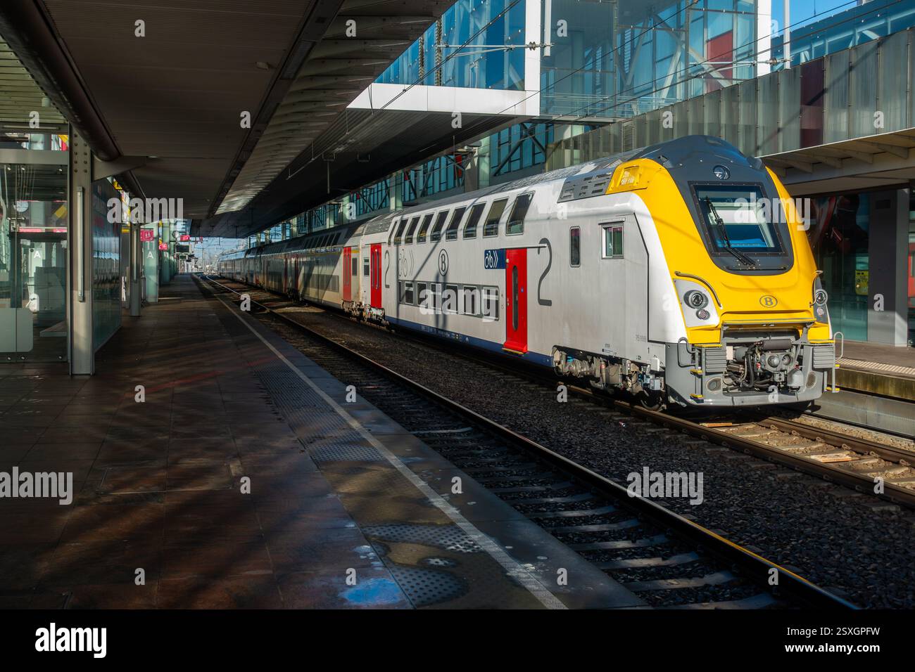 Passenger train at empty platform in the Gent-Sint-Pieters railway ...