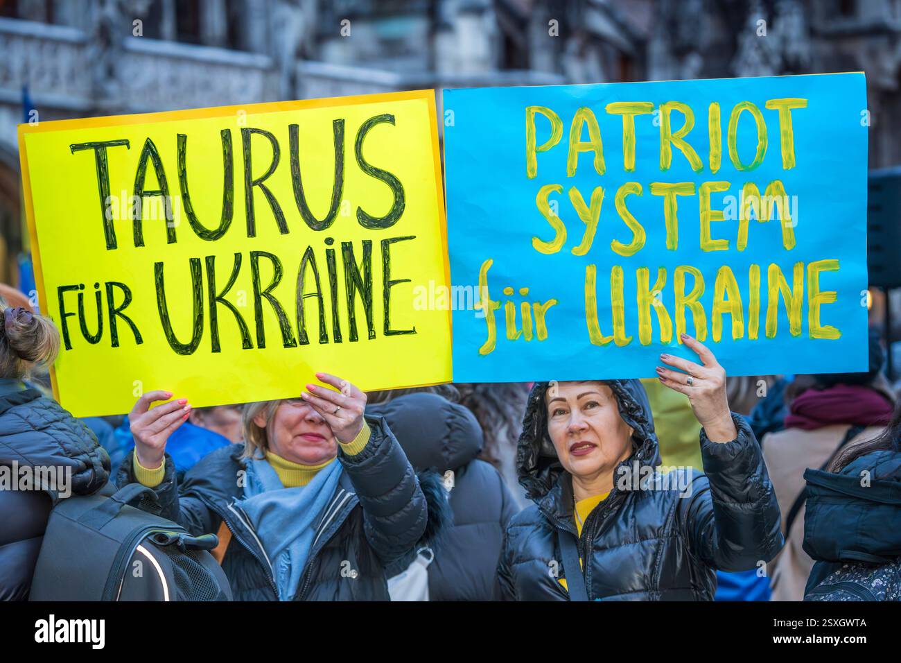 Taurus für Ukraine, Patriot System für Ukraine, Schilder bei Pro ...