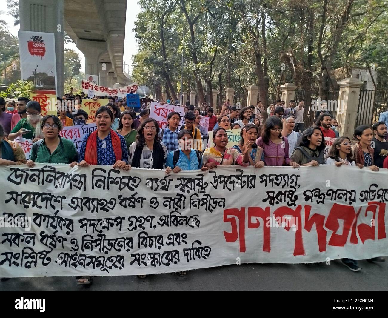 Dhaka, Bangladesh. 25th Feb, 2025. Students and activists carry banners ...