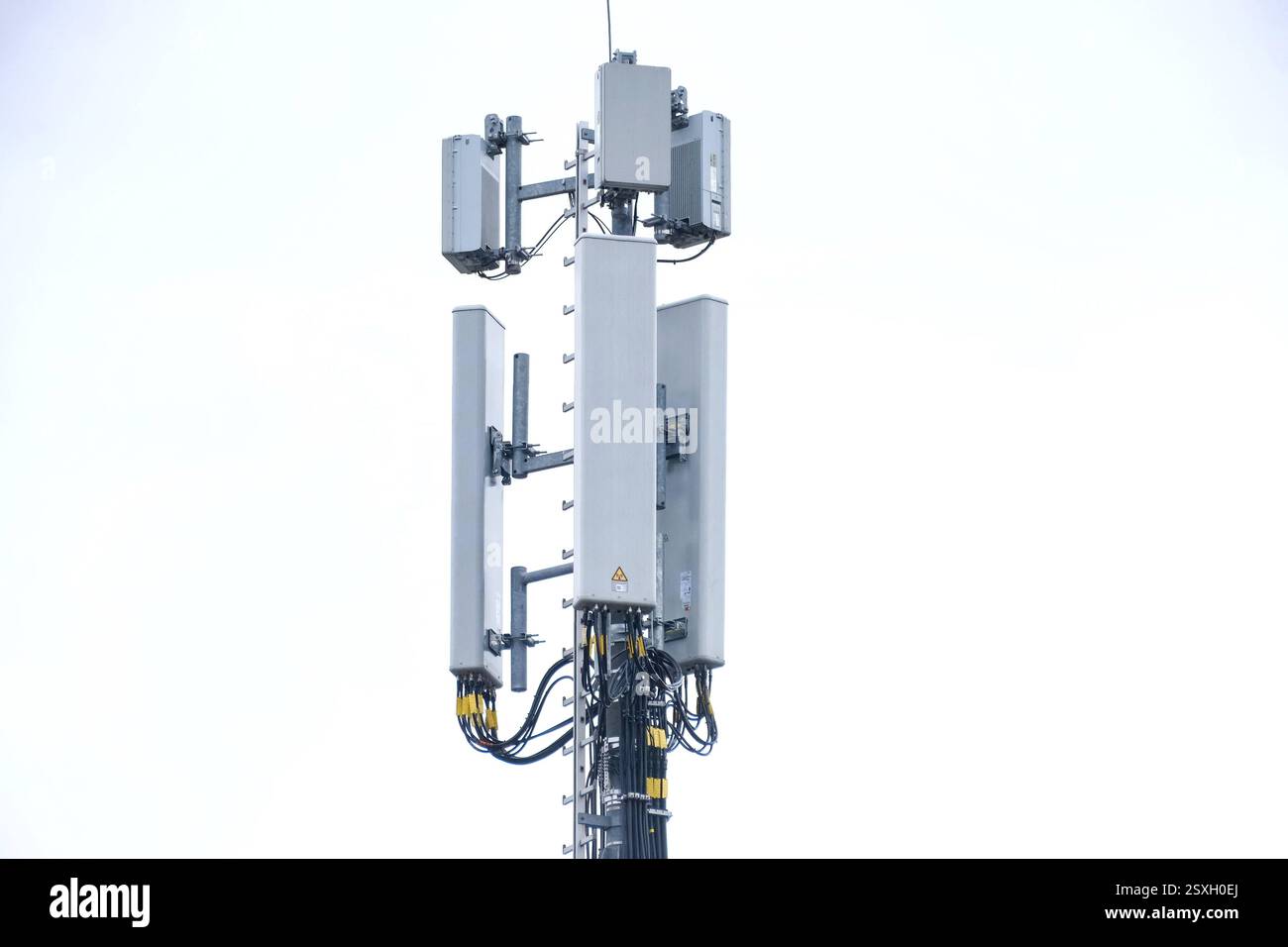 Düsseldorf 24.02.2025 Mobilfunk Mobilfunkmast 4G 5G 6G Antennen ...