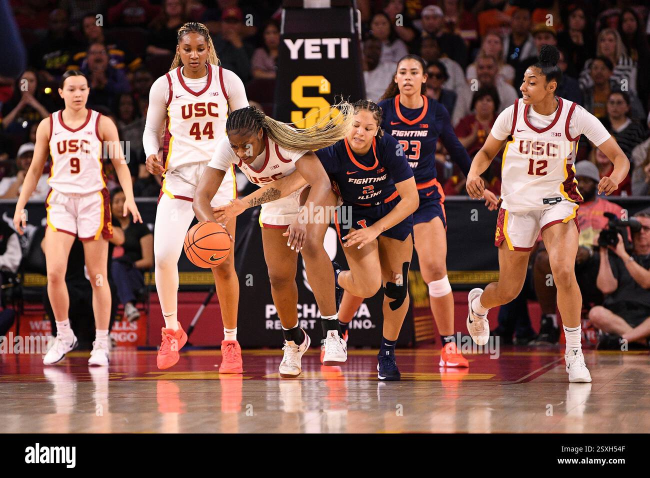 LOS ANGELES, CA - FEBRUARY 23: Illinois Fighting Illini guard Cori ...