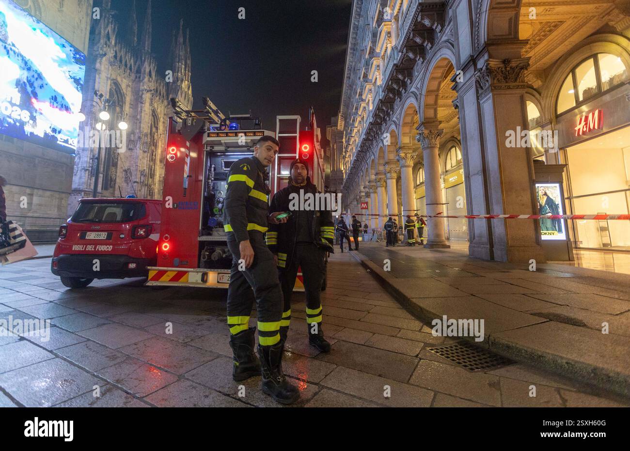 Milano, Italia. 24th Feb, 2025. Vigili del fuoco in Piazza del duomo ...