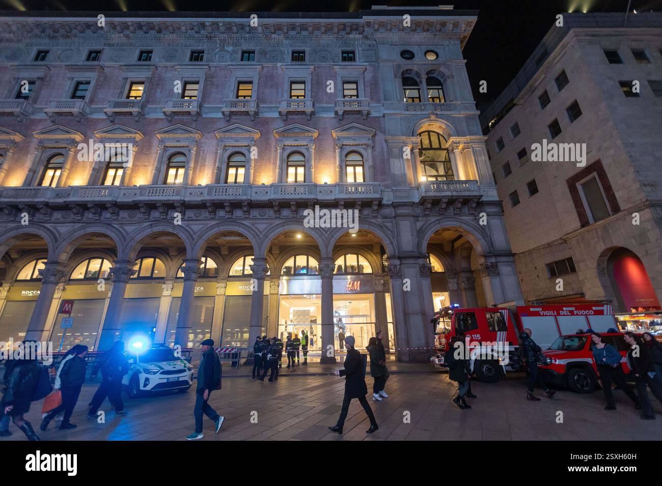 Vigili del fuoco in Piazza del duomo per fuoriuscita di fumo dai piani ...