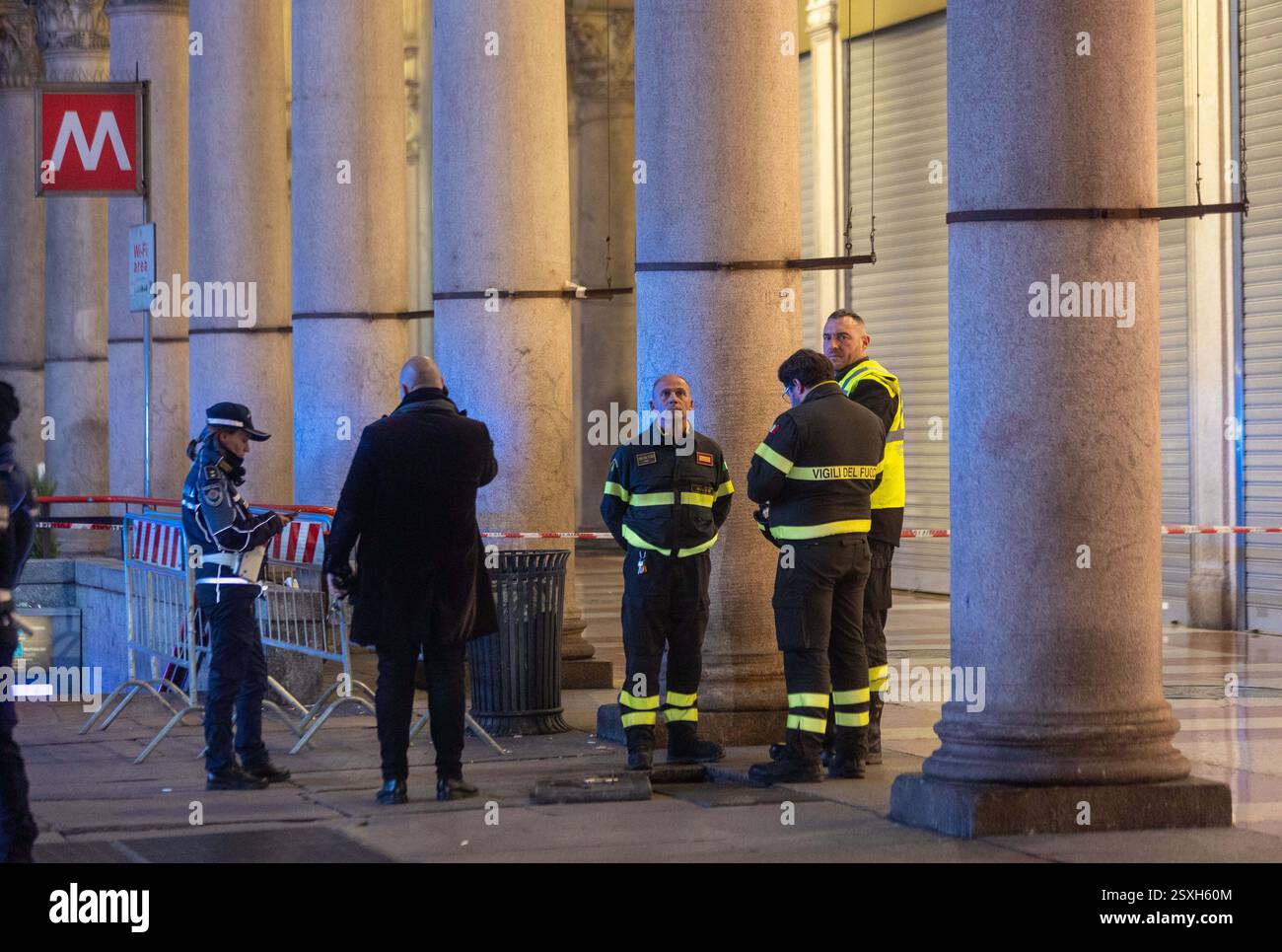 Milano, Italia. 24th Feb, 2025. Vigili del fuoco in Piazza del duomo ...