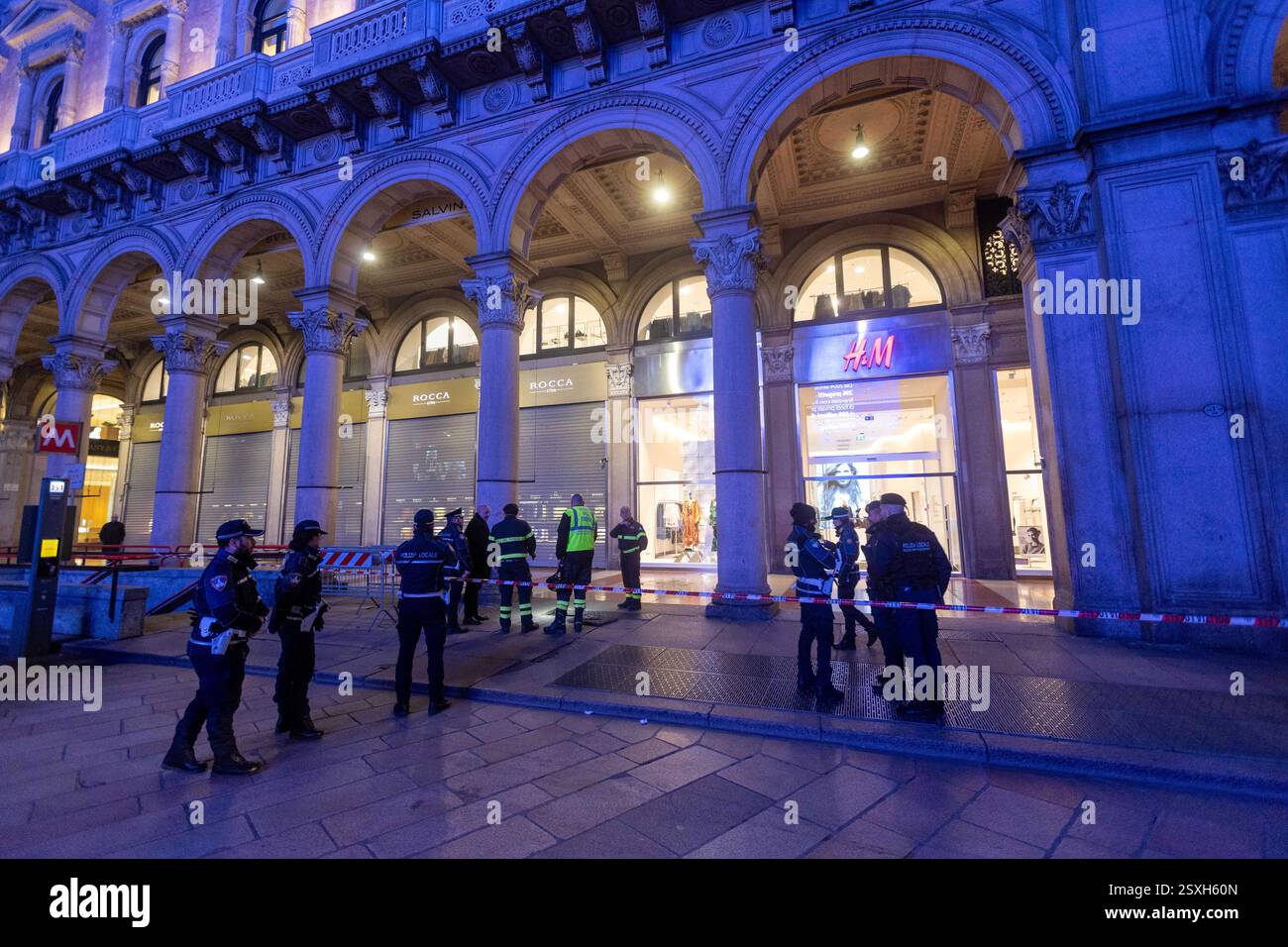Milano, Italia. 24th Feb, 2025. Vigili del fuoco in Piazza del duomo ...