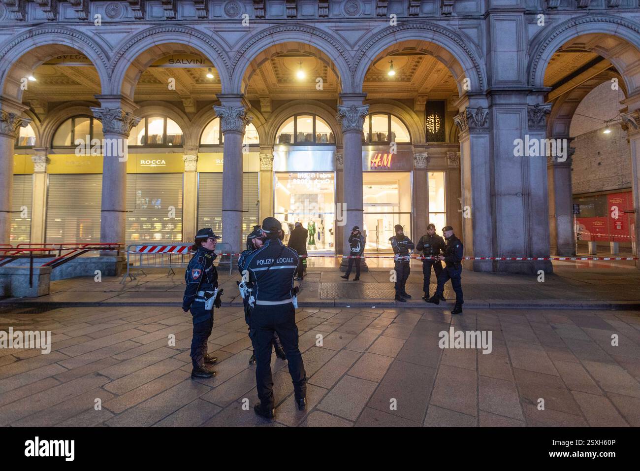 Milano, Italia. 24th Feb, 2025. Vigili del fuoco in Piazza del duomo ...