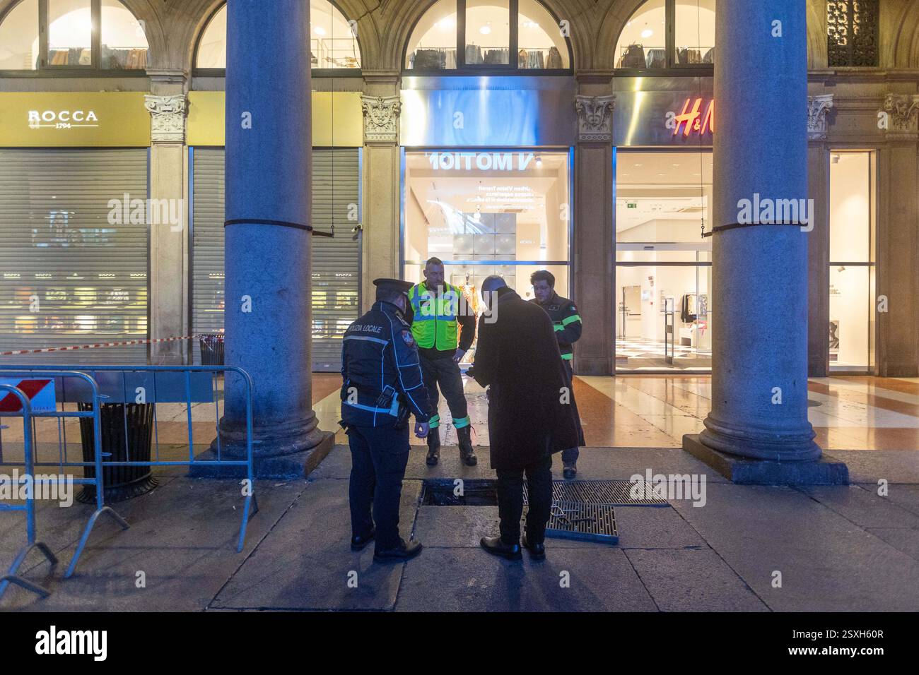 Milano, Italia. 24th Feb, 2025. Vigili del fuoco in Piazza del duomo ...