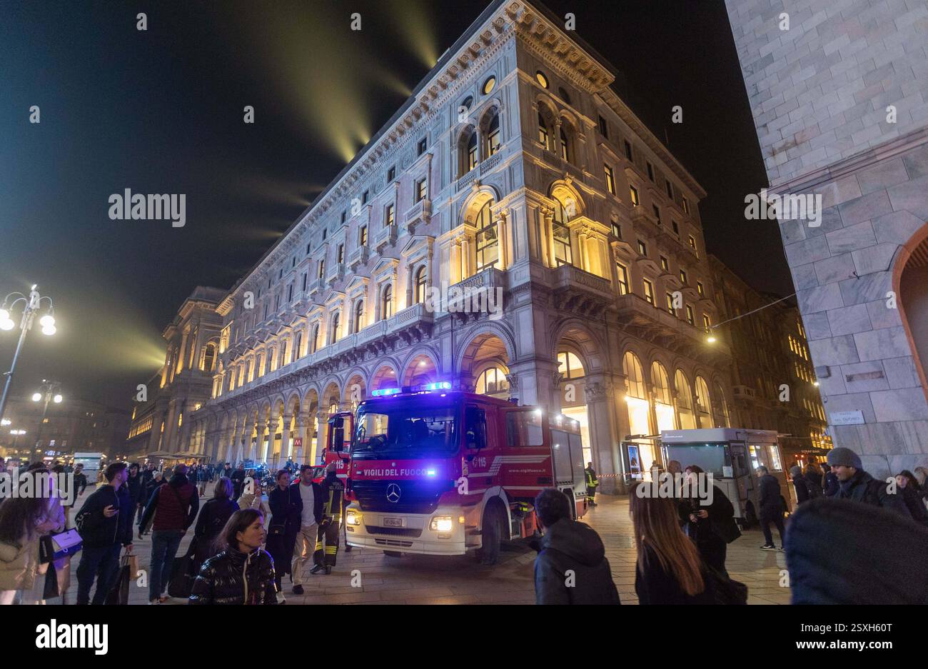Milano, Italia. 24th Feb, 2025. Vigili del fuoco in Piazza del duomo ...