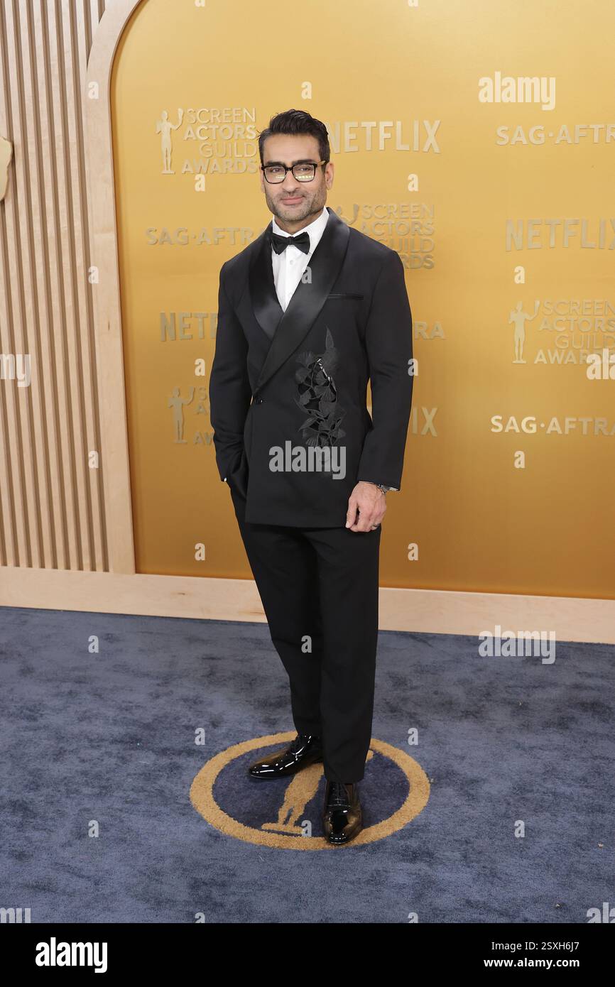 Kumail Nanjiani attends the 31st Annual Screen Actors Guild Awards at ...
