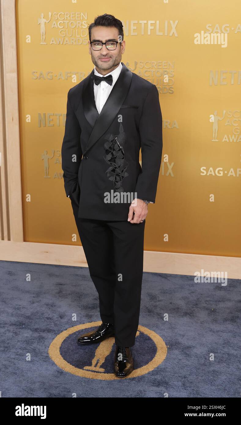 Kumail Nanjiani attends the 31st Annual Screen Actors Guild Awards at ...