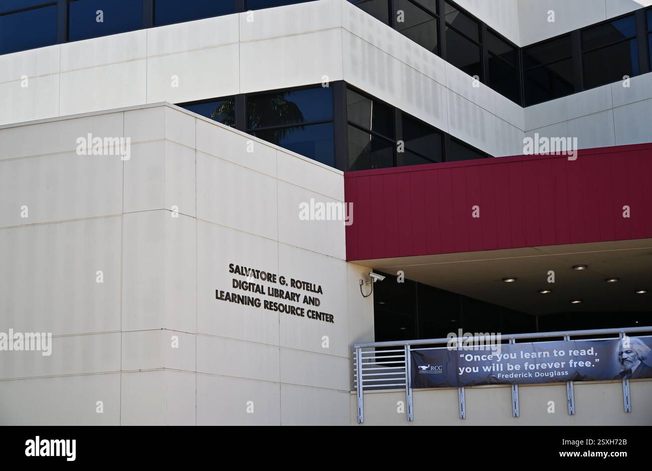 Digital library and learning resource center hi-res stock photography ...