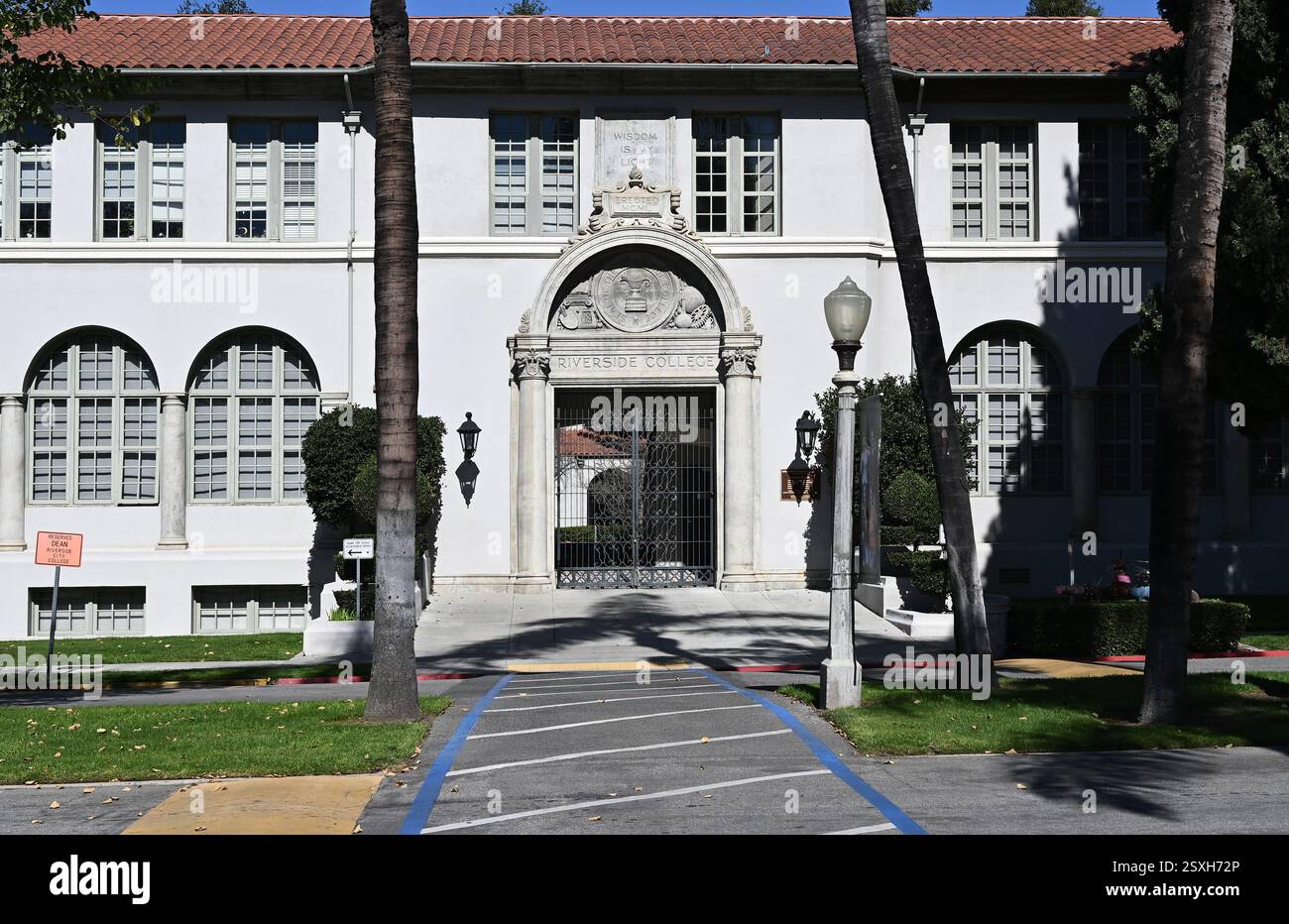 RIVERSIDE, CALIFORNIA -23 FEB 2024: Riverside College entrance arch and ...