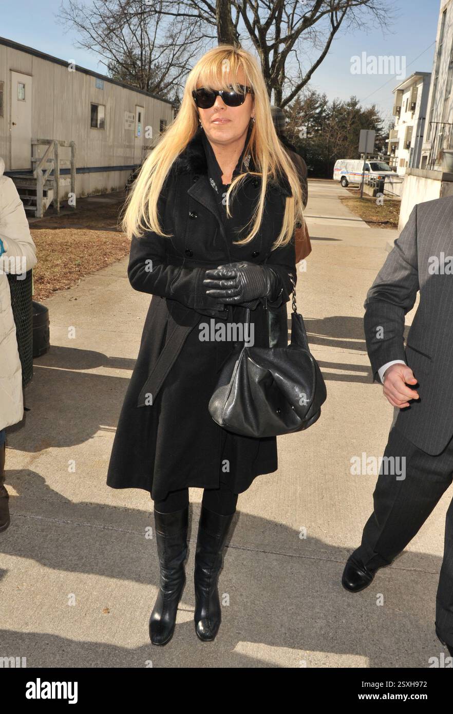 WESTBURY, NY - FEBRUARY 09: Michael Lohan and Dina Lohan (Lindsay Lohan ...
