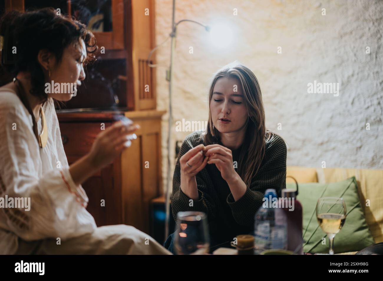 Women candid smoking hi-res stock photography and images - Alamy