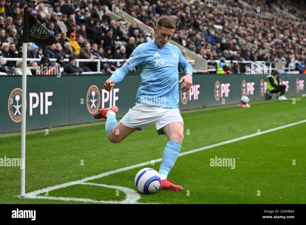 Elliott Anderson of Nottingham Forest takes a corner kick during the ...