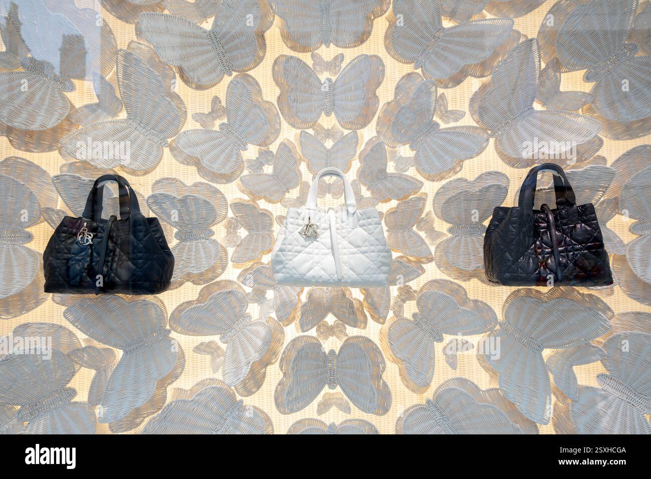 Dior shop window Stock Photo - Alamy