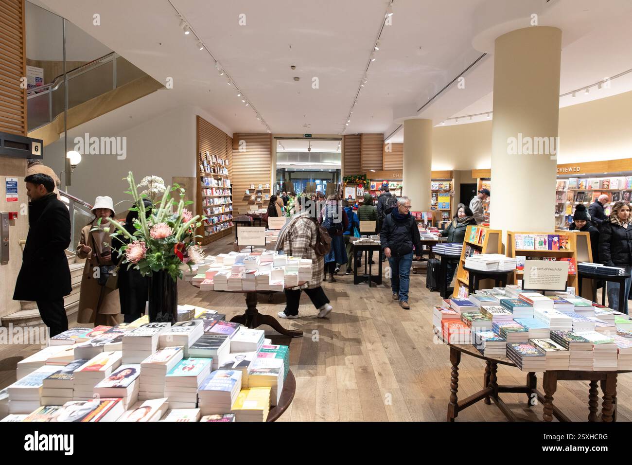 Waterstones bookshop in Piccadilly, London Stock Photo - Alamy