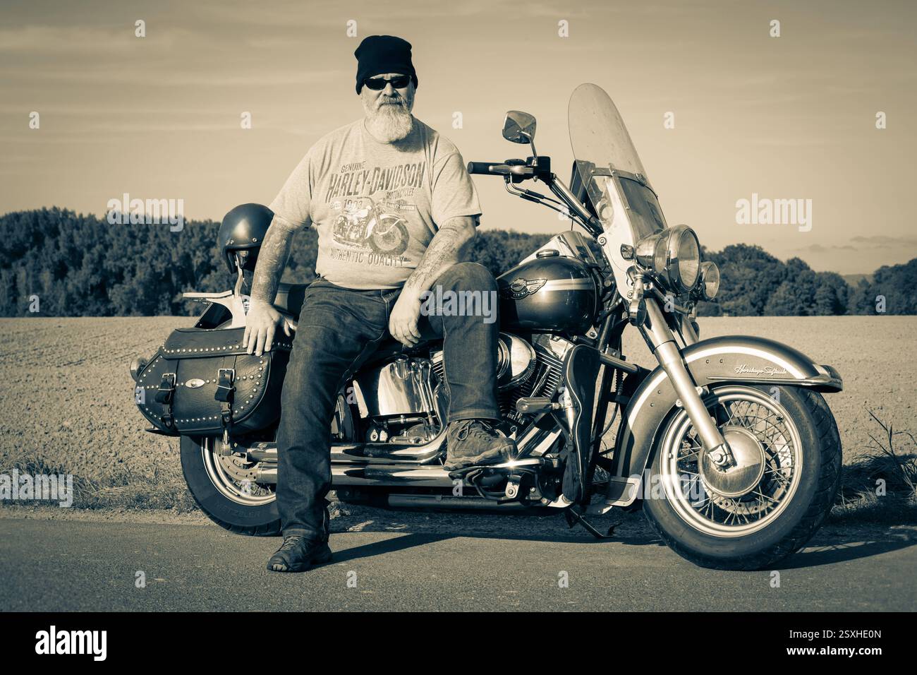 Rocker mit weißem Bart und Sonnenbrille mit seiner Harley Davidson ...