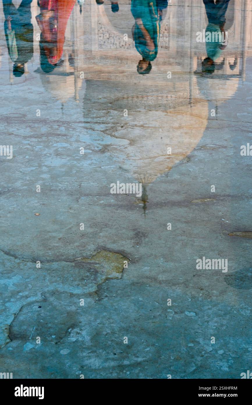 Reflections of the Taj Mahal 3 Stock Photo - Alamy