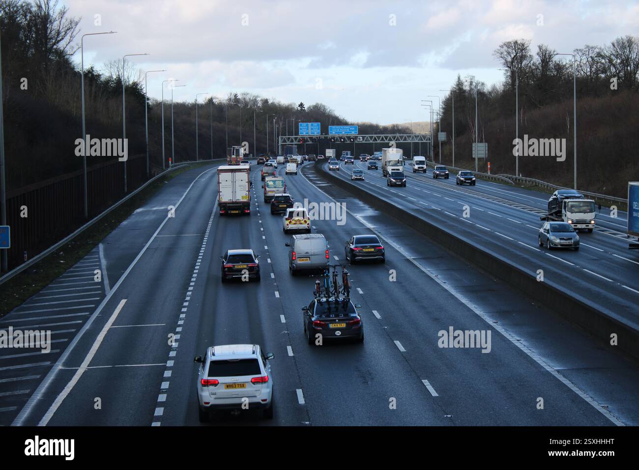 Heavy traffic on the M25 motorway near Junction 20 with lane closure ...