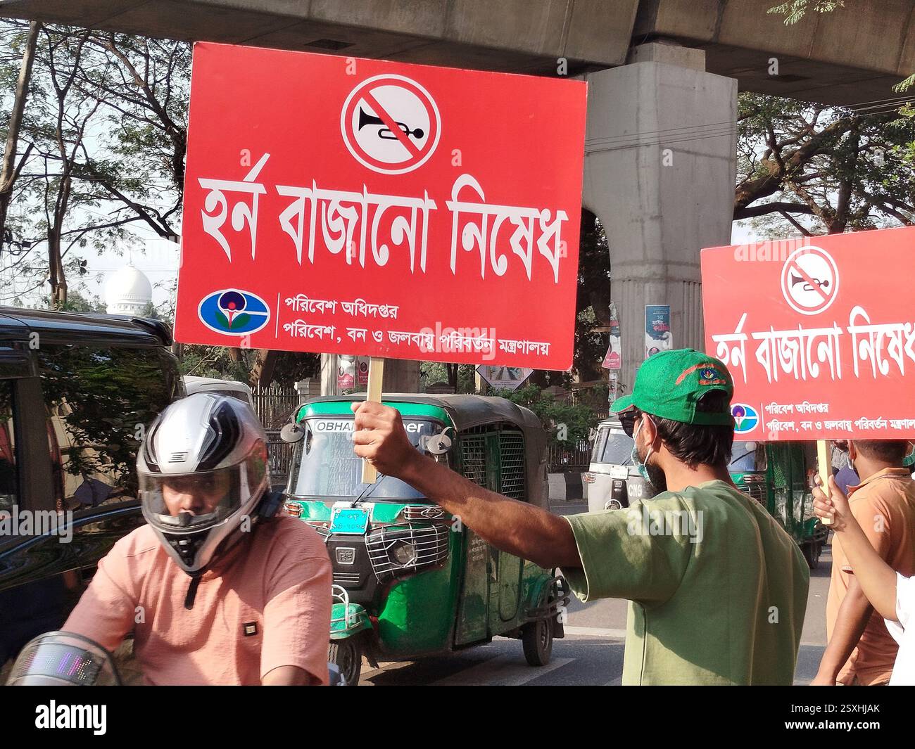 Dhaka, Bangladesh. 25th Feb, 2025. Volunteers hold play cards amid ...