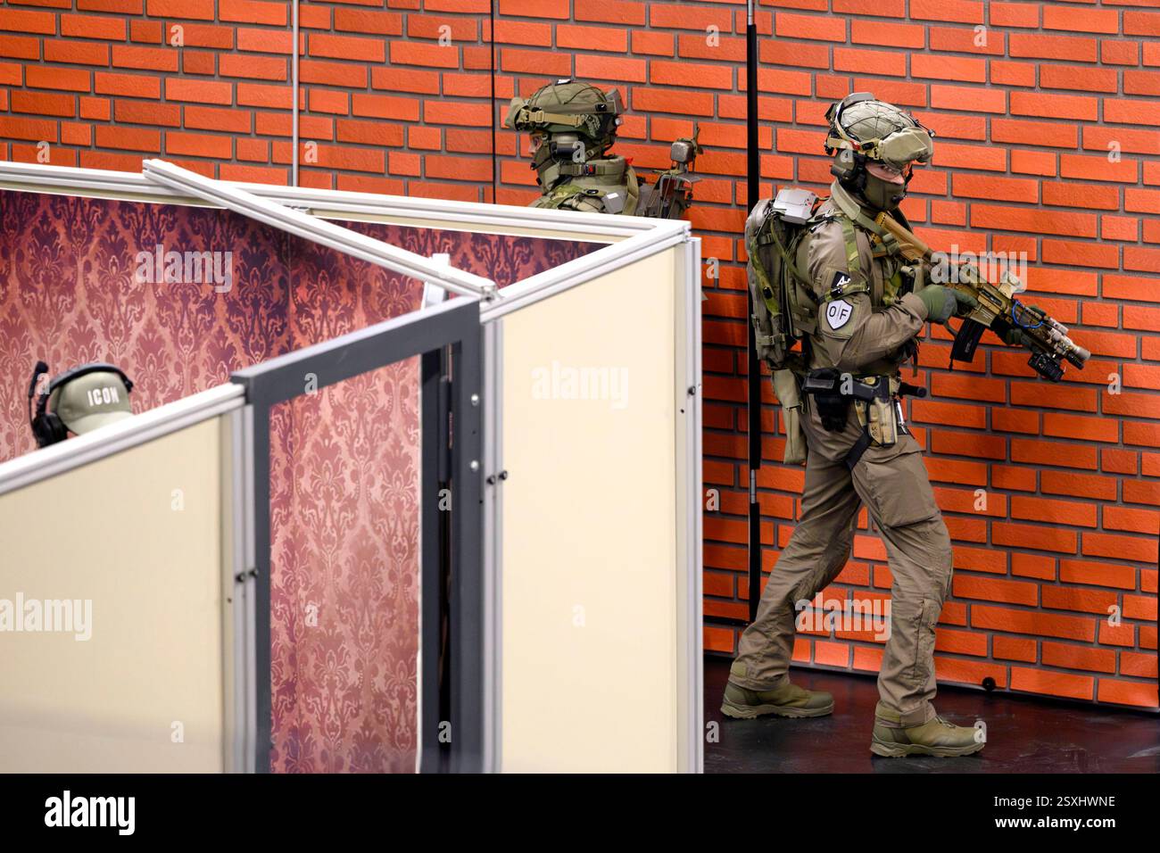 Einsatzkräfte trainieren auf der Fachmesse für Sicherheitstechnologie ...