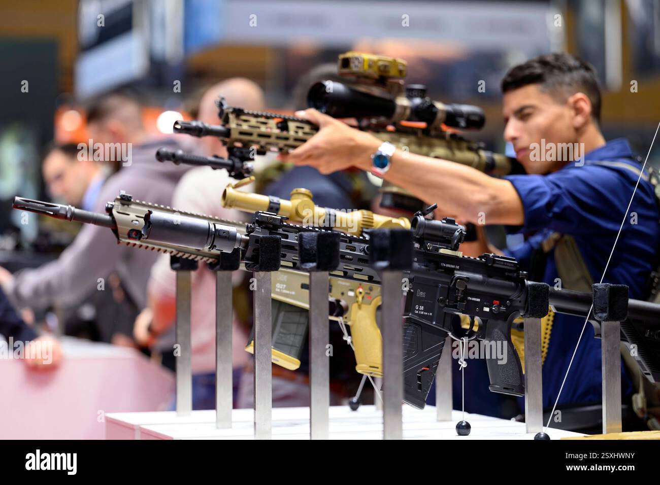 Waffen auf der Fachmesse für Sicherheitstechnologie Enforce Tac 2025 ...