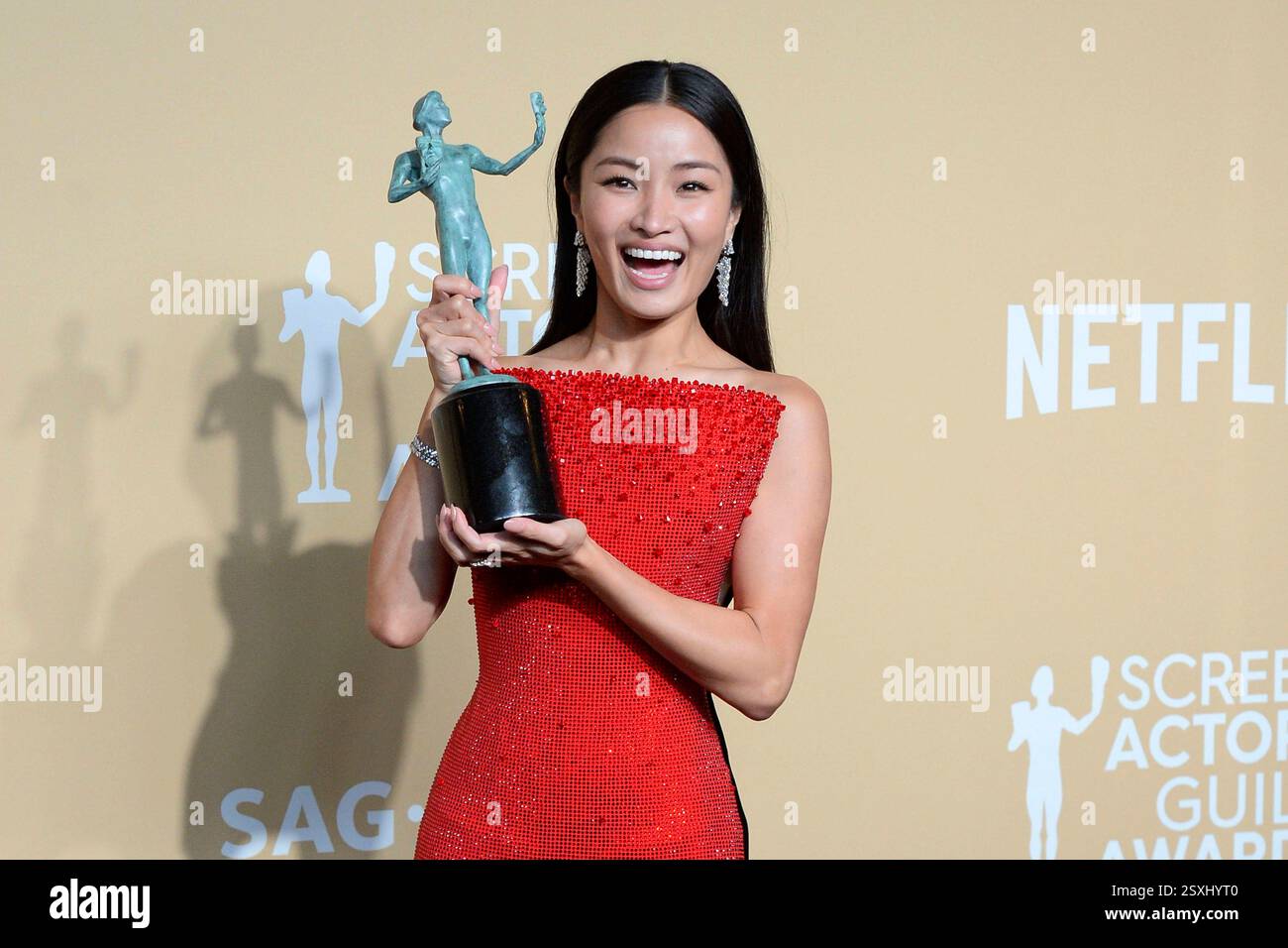 Anna Sawai mit dem Preis für die beste Hauptdarstellerin in der TV ...