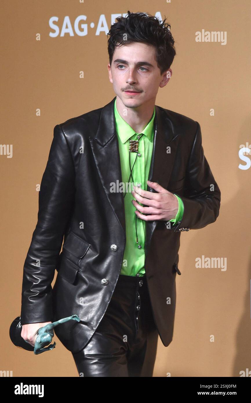 Timothee Chalamet mit dem Preis für den besten Kin-Hauptdarsteller in Like a Complete Unknown ...