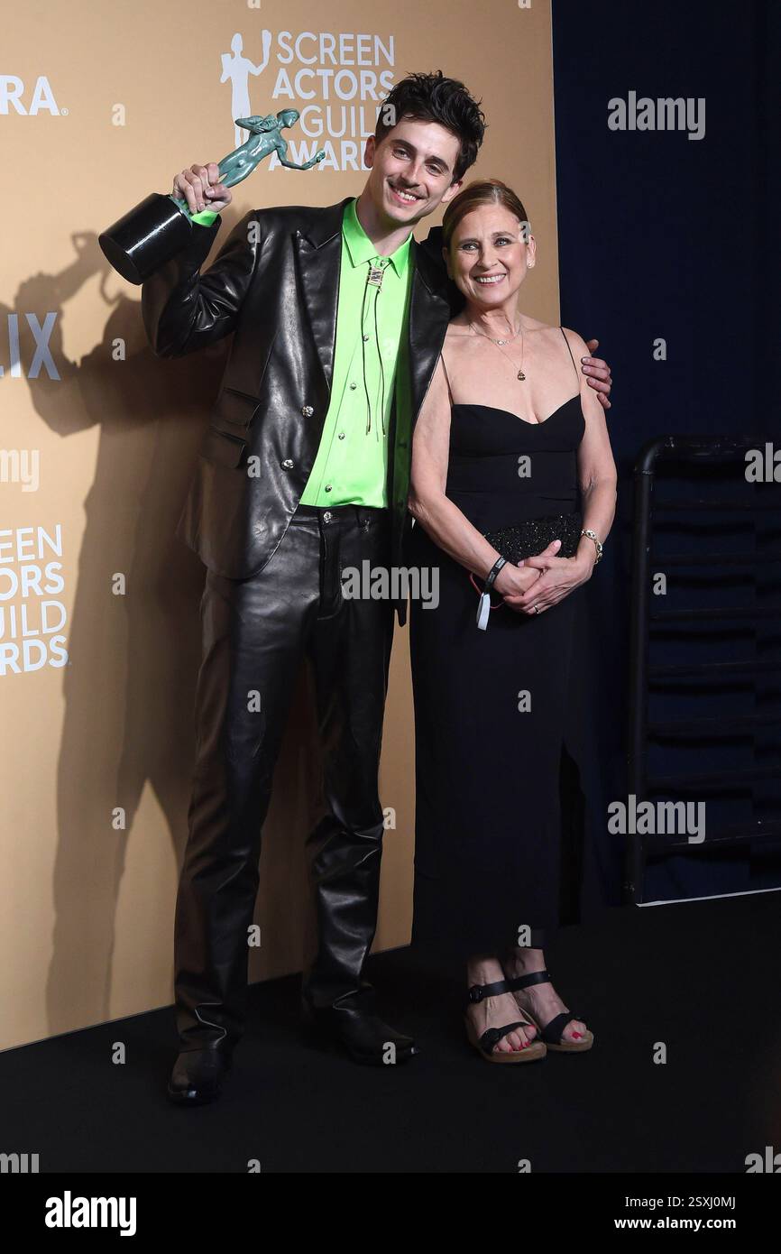 Timothee Chalamet mit dem Preis für den besten Kin-Hauptdarsteller in Like a Complete Unknown ...