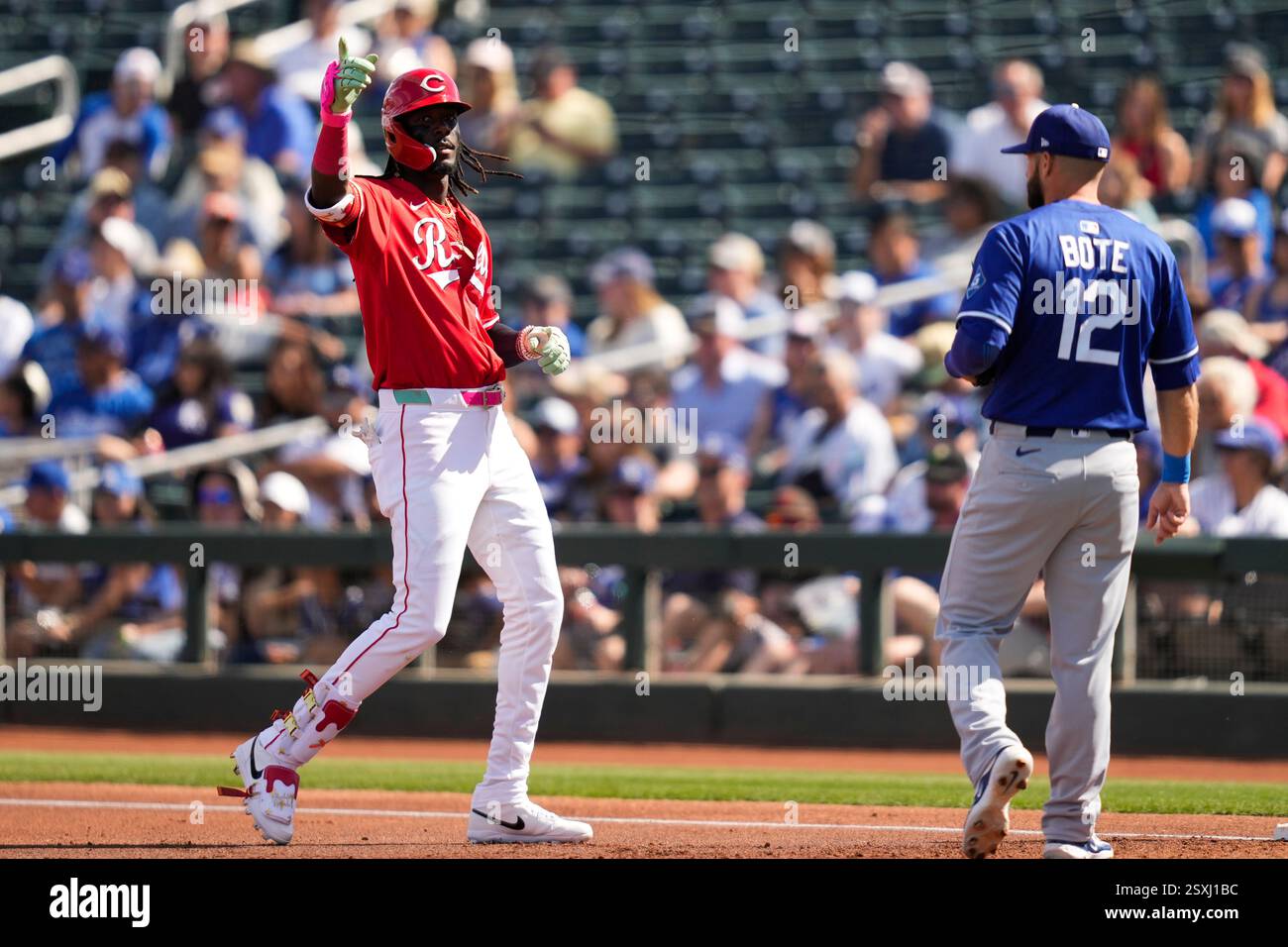 Cincinnati Reds' Elly De La Cruz, left, celebrates after a single ...