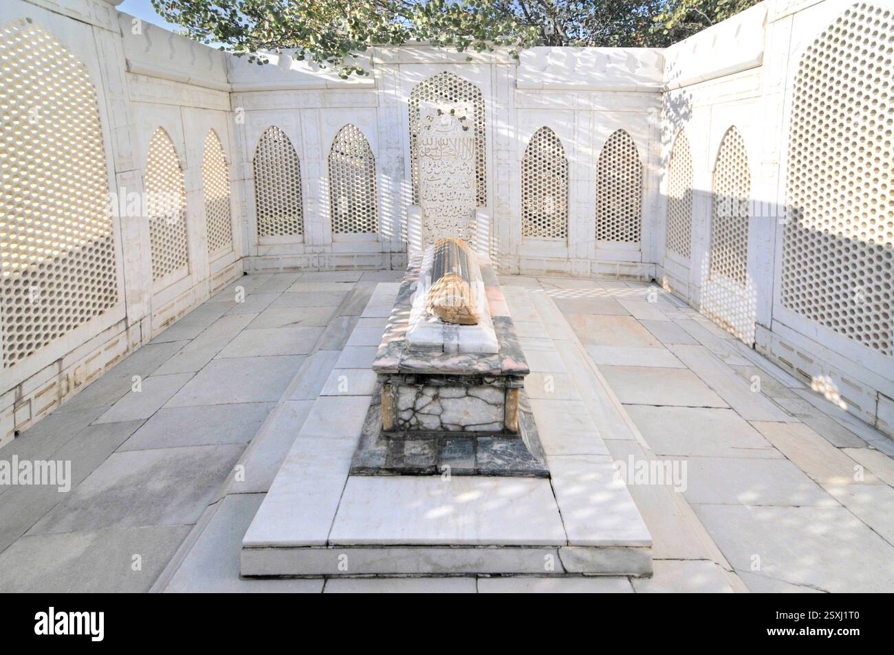 Marble Tomb of the great Mughal Babur in Kabul Gardens, Afghanistan ...