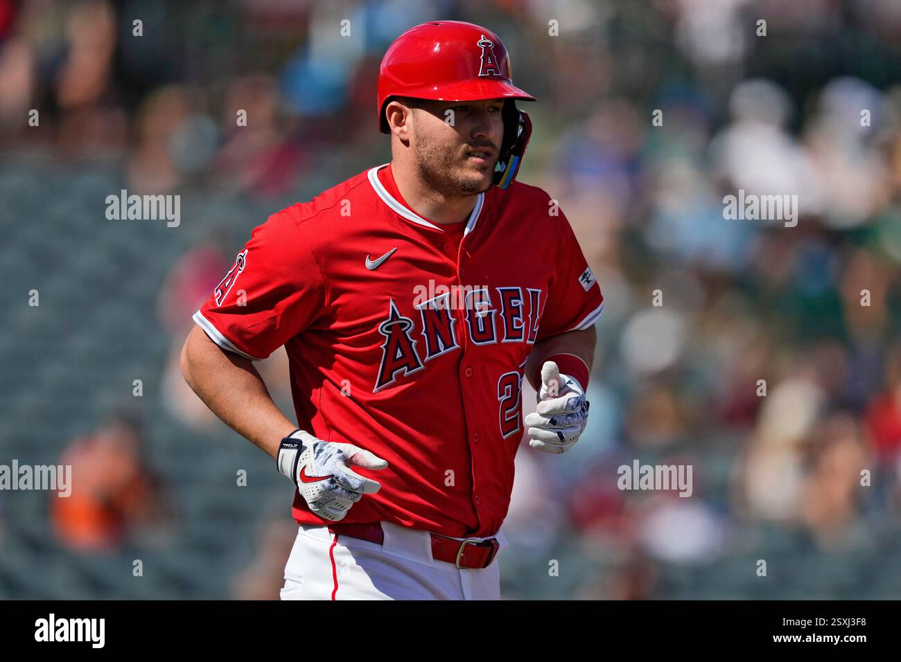 Los Angeles Angels' Mike Trout runs against the San Francisco Giants ...