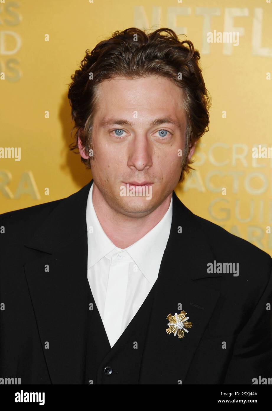 LOS ANGELES, CALIFORNIA - FEBRUARY 23: Jeremy Allen White attends the ...