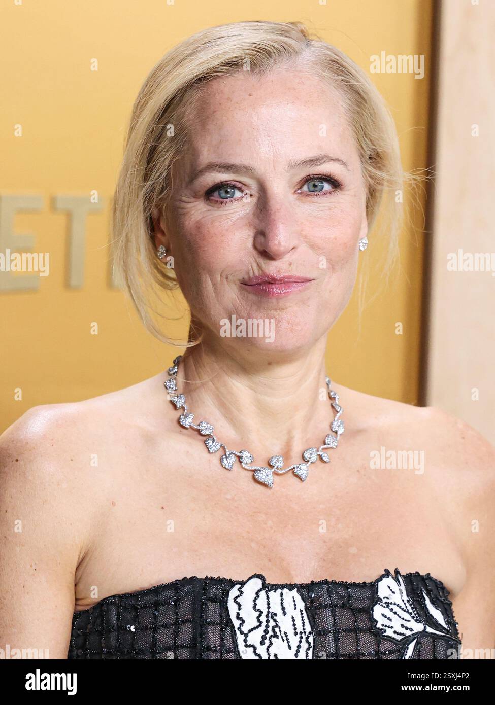 LOS ANGELES, CALIFORNIA, USA - FEBRUARY 23: Gillian Anderson wearing a ...
