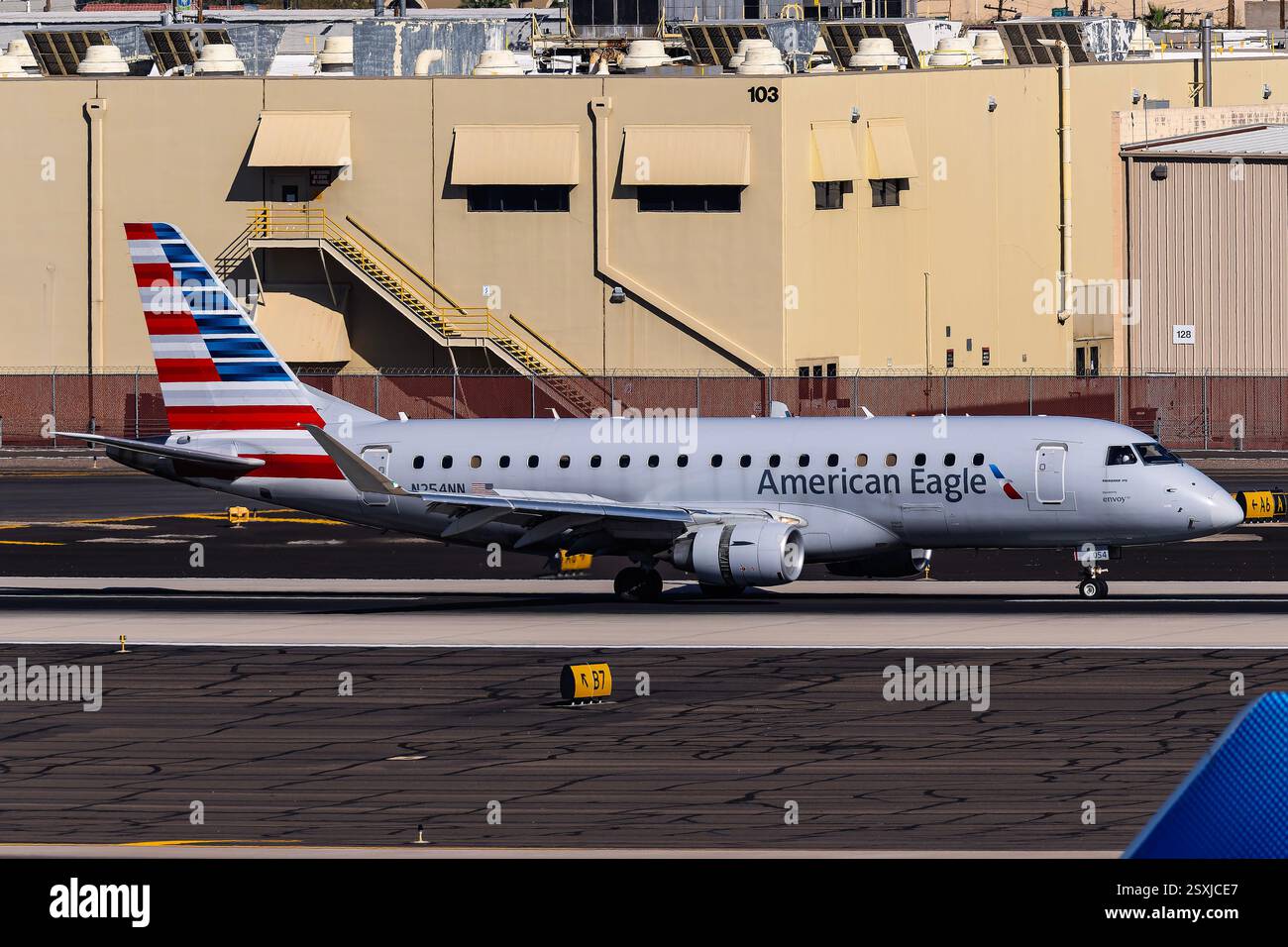 Sky Harbor Airport 2-22-2025 Phoenix, AZ USA American Eagle Embraer ERJ ...