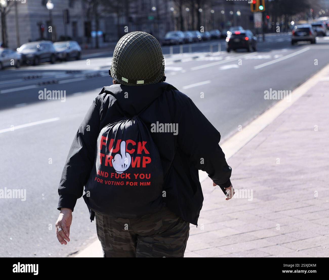 Washington Dc, Virginia, USA. 24th Feb, 2025. A woman carry a backpack ...