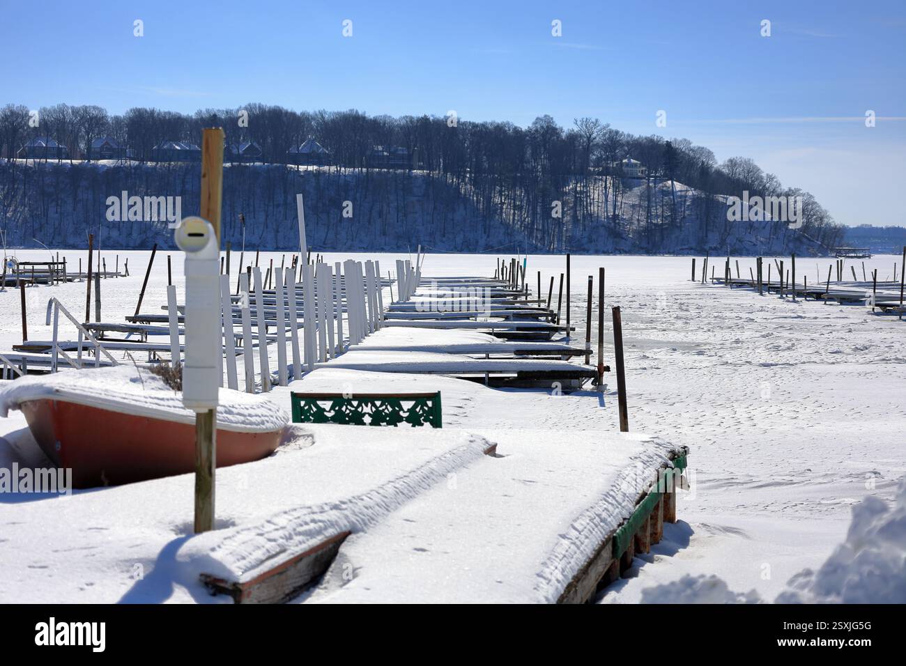 Empty marina in winter hi-res stock photography and images - Alamy