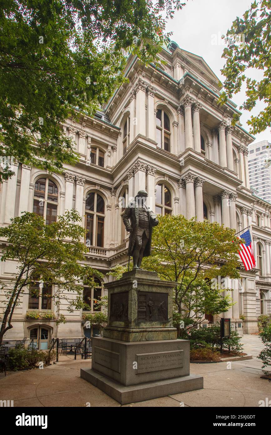 The Benjamin Franklin statue at the Old City hall historic buidling in ...