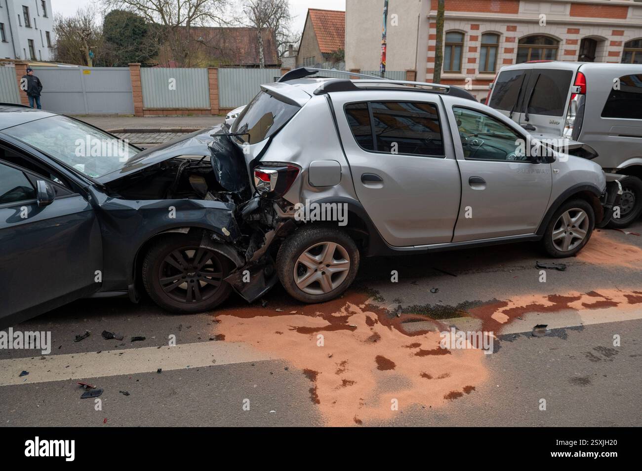 Leipzig - Fünf Autos krachen bei Massencrash zusammen Rettungsdienst versorgt sieben Verletzte ...