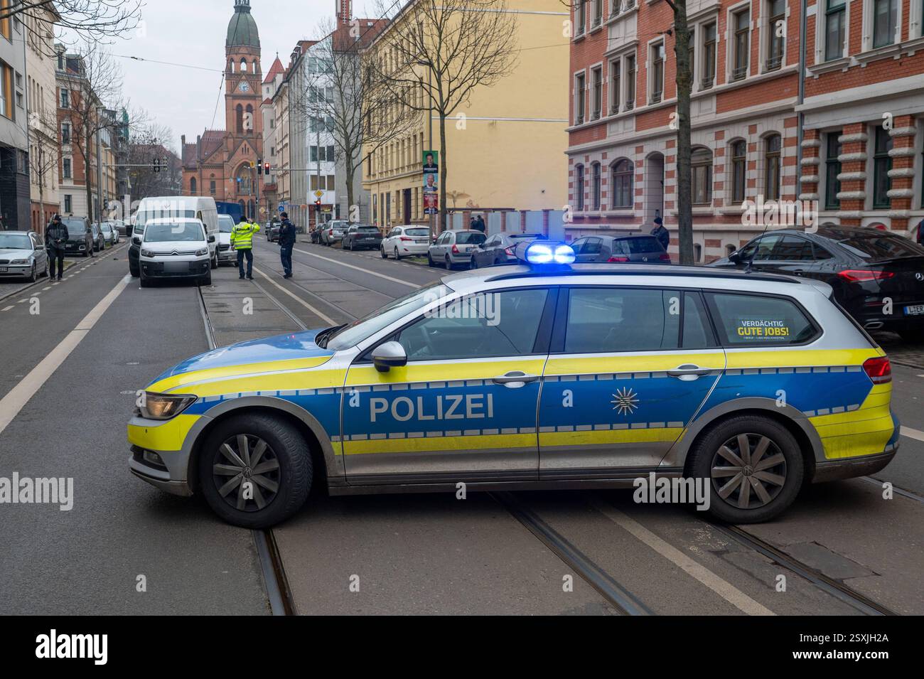 Leipzig - Fünf Autos krachen bei Massencrash zusammen Rettungsdienst versorgt sieben Verletzte ...