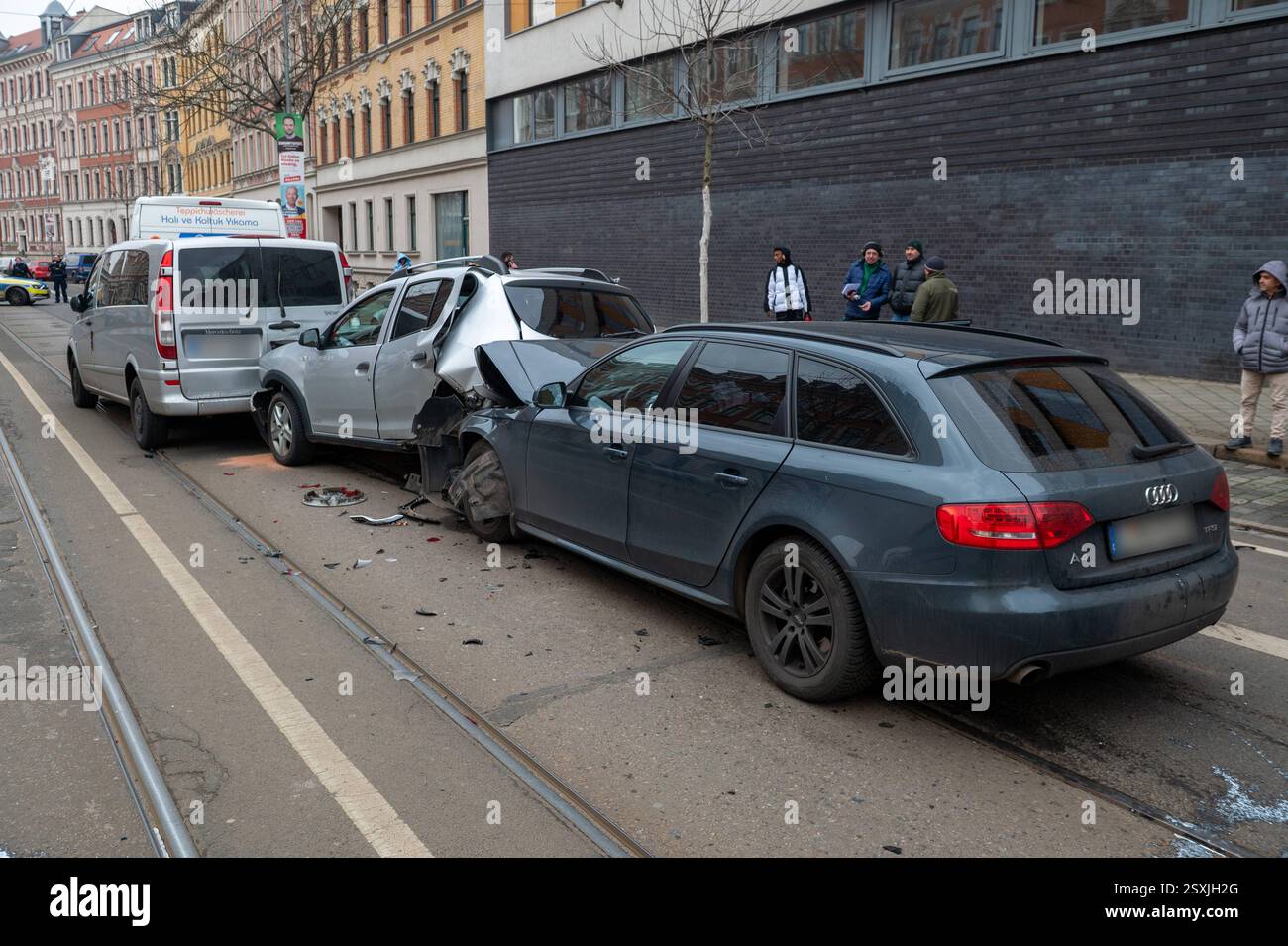 Leipzig - Fünf Autos krachen bei Massencrash zusammen Rettungsdienst versorgt sieben Verletzte ...