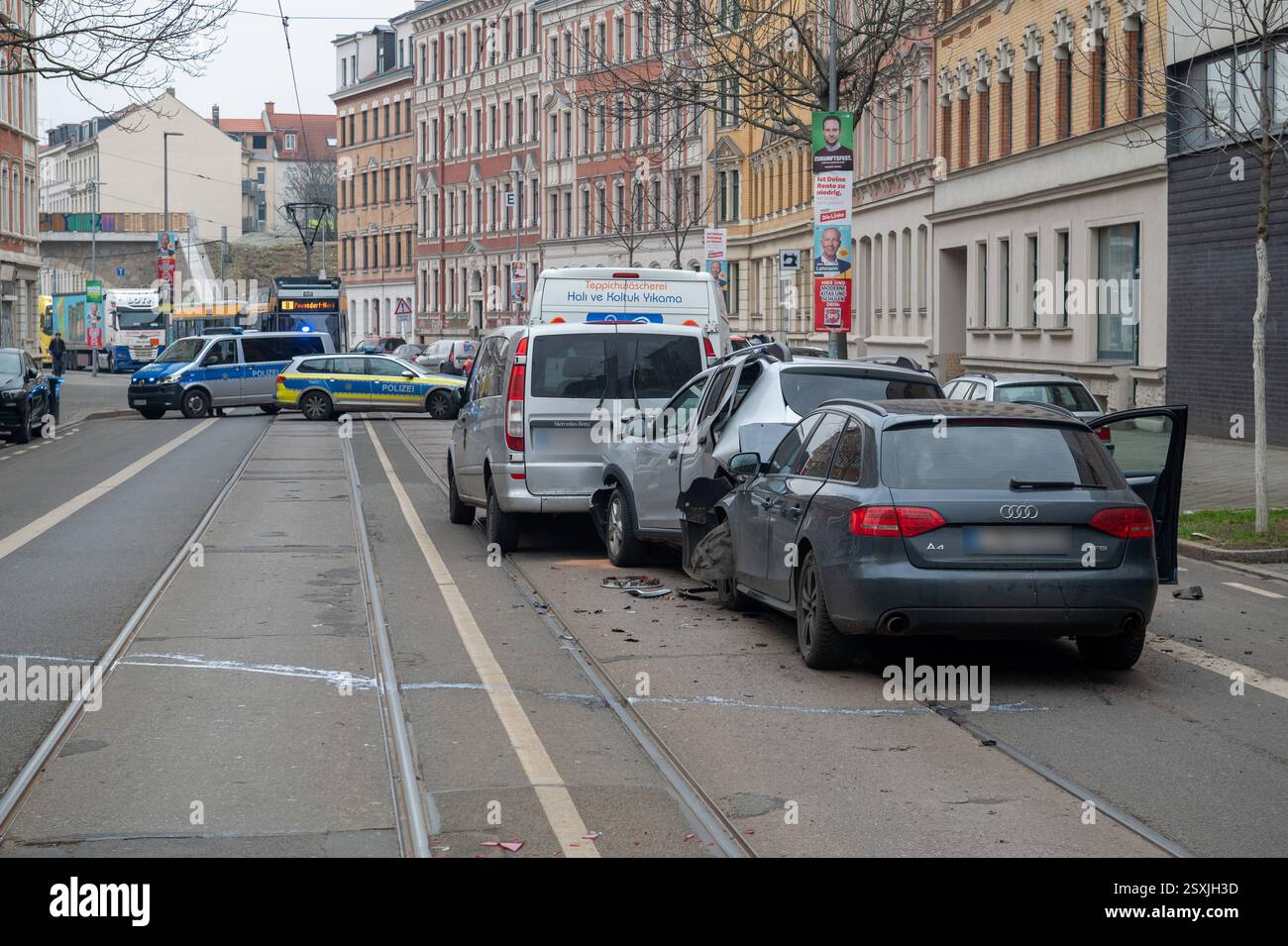 Leipzig - Fünf Autos krachen bei Massencrash zusammen Rettungsdienst versorgt sieben Verletzte ...