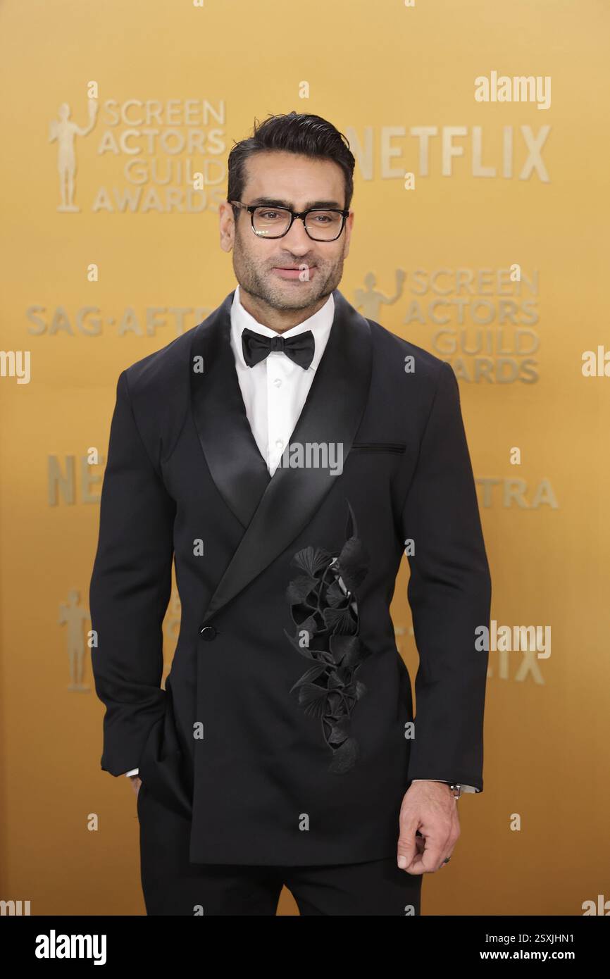 Kumail Nanjiani attends the 31st Annual Screen Actors Guild Awards at ...