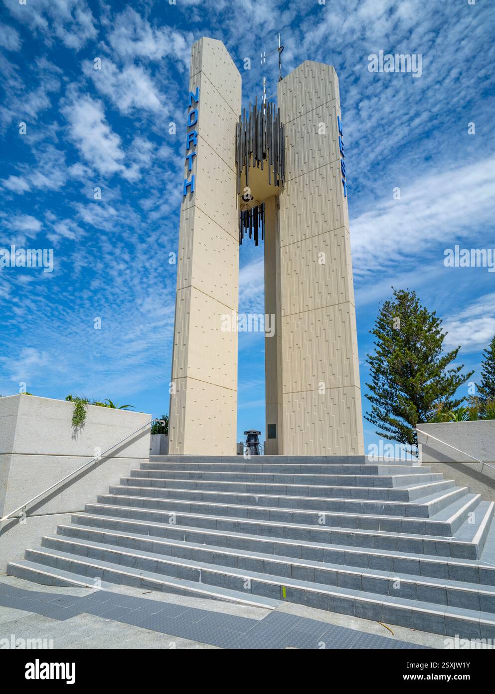 Captain Cook Memorial and Lighthouse, Coolangatta, gold coast ...