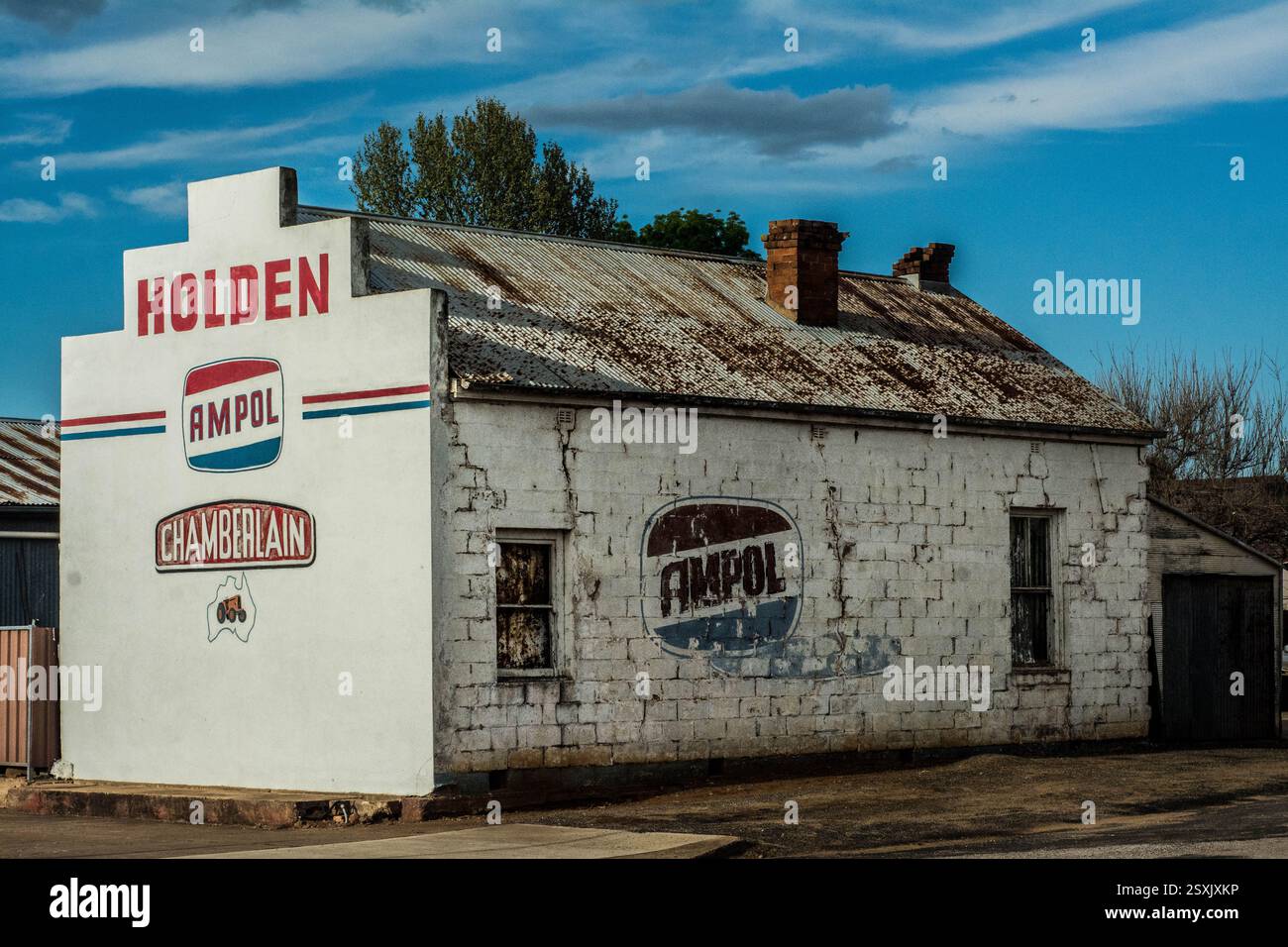 old mechanics building at Yeoval Stock Photo - Alamy